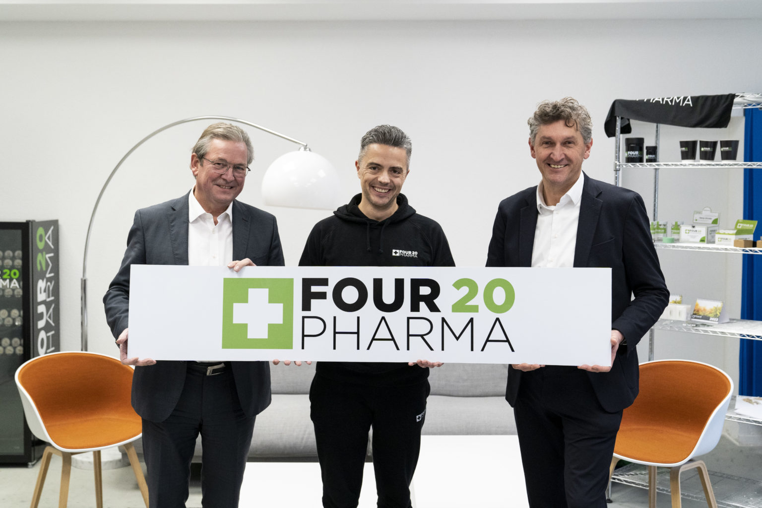 Cannabis aus Paderborn: Bürgermeister und Wirtschaftsförderer bei Four 20 Pharma ...