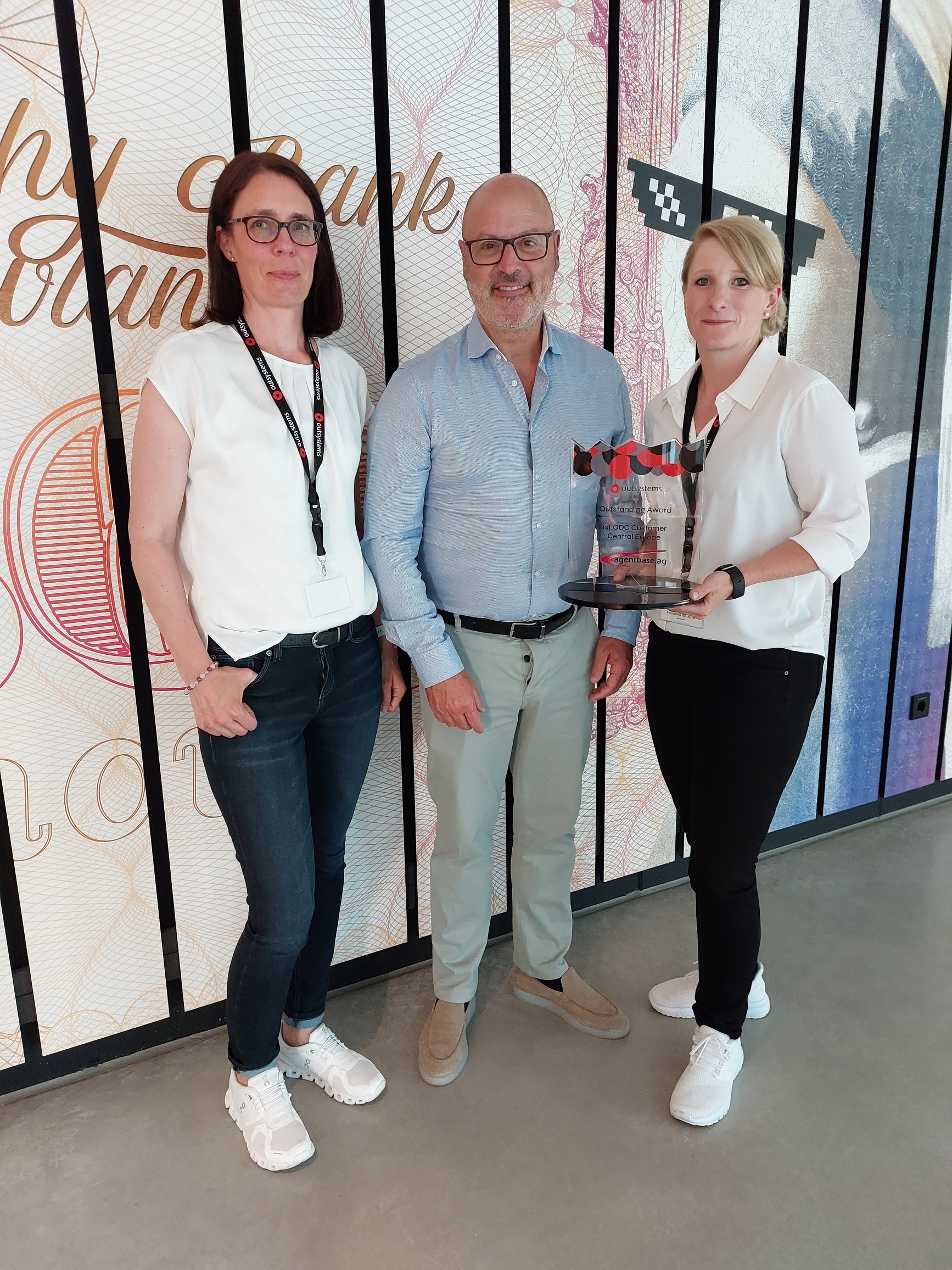 agentbase wird für ihre Vorreiterrolle mit OutSystems Award geehrt ...